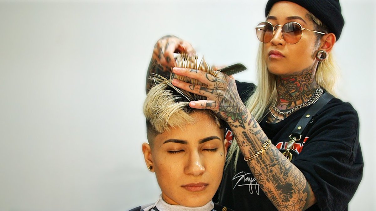 Mujer Barbera | Destácate en el mundo de la barbería- Cursos Guia